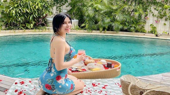 Maria Vania Pose Tengkurap di Atas Ranjang Bajunya Melorot, Netizen: Kebayang Lembutnya ...