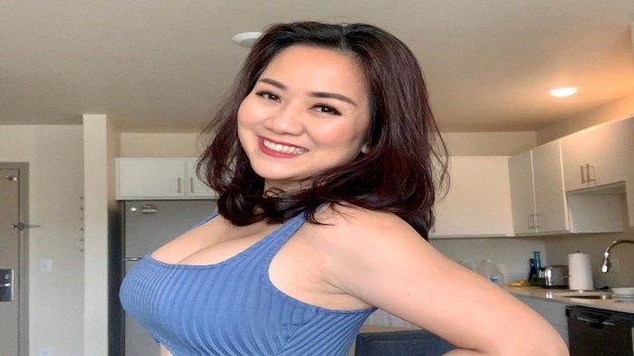 Pesona Tante Ernie di Pantai, Pakai Mini Dress Ketat, Bikin Tak Berkedip - Bangkapos.com