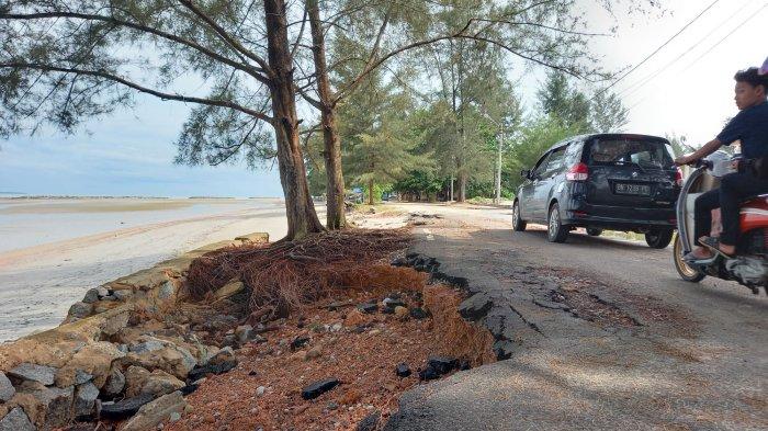 Tergerus Gelombang Tinggi, Batu Talud dan Jalan di Pantai Pasir Padi ...