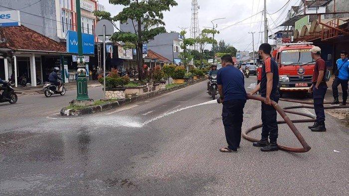 Cegah Kecelakaan Lalulintas, Damkar Basel Bersihkan Tumpahan Solar di Jalan Raya Toboali ...