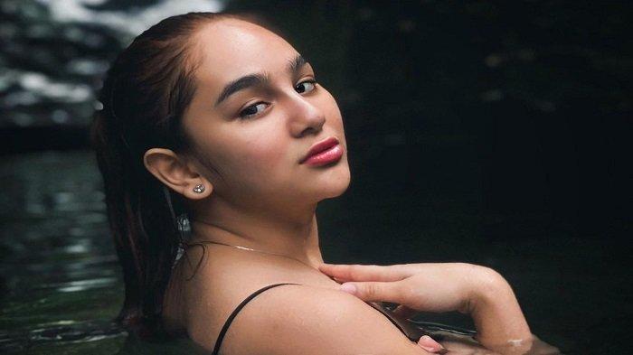 Pakai Tank Top Hitam Hana Hanifah Main Becek-becekan, Cantiknya Enggak Kalah dari Maria Vania ...