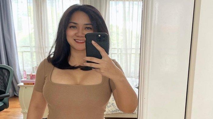 Hobi Foto Depan Cermin, Intip 4 Pose Tante Ernie Mirror Selfie Pakai Baju Ini, Bening Banget Nih ...