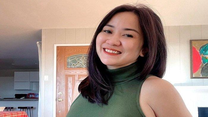 Tante Ernie Pamer Pose Berbaju Biru Tanpa Lengan, Malah Banyak Salah Fokus ke Bagian yang Bolong ...