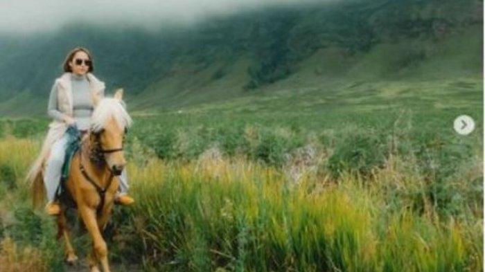 Aksi BCL Bak Cowboy Tunggangi Kuda Membelah Rerumputan Savana Gunung ...