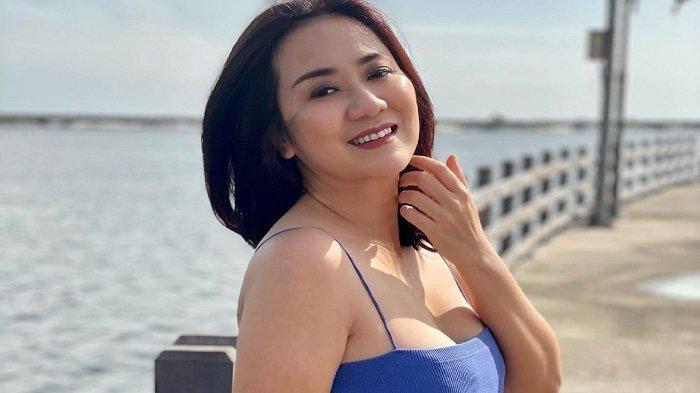 Intip Pose Tante Ernie Pakai Baju Bolong di Perut, Tetap Pede Pamer Bibir Senyum Merekah ...