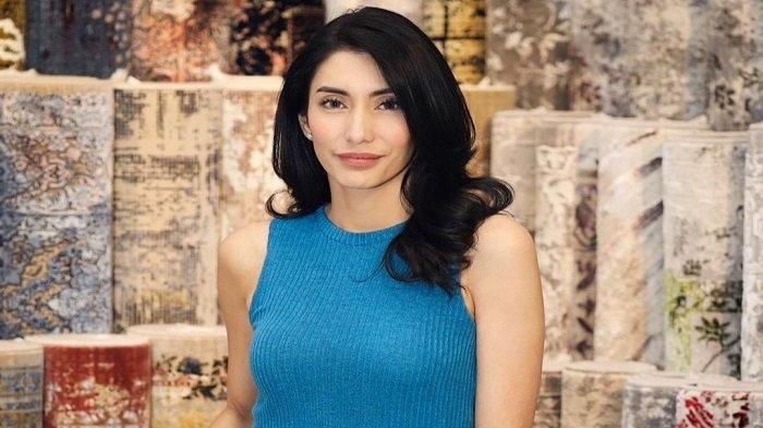 Cantiknya Tyas Mirasih Pose di Taman Pakai Dress Sepaha, Modis dan ...