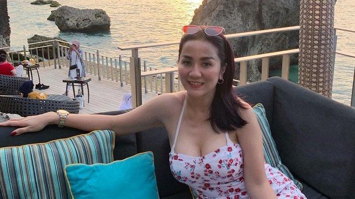 Pose Tante Ernie Pakai Dress Mini Bikin Makin Sayang, Tak Takut Kulit Beningnya Kepanasan ...