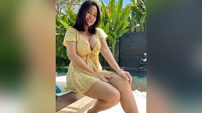 Pose Tante Ernie Pakai Dress Mini di Pinggir Kolam Kulitnya Mulus Banget, Mata Warganet ...