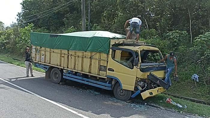 Truk Seruduk Truk Parkir di Jalan Menurun Pelabuhan Tanjung Kalian - Bangkapos.com