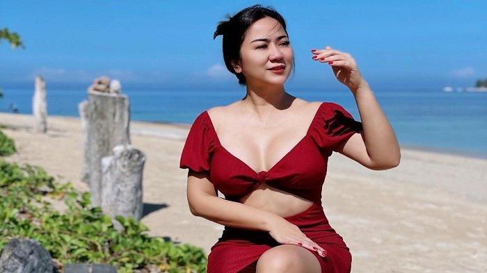 Tante Ernie Tampil Merah Merona di Pantai, Pakai Baju Begini Tak Takut Kulitnya Belang ...