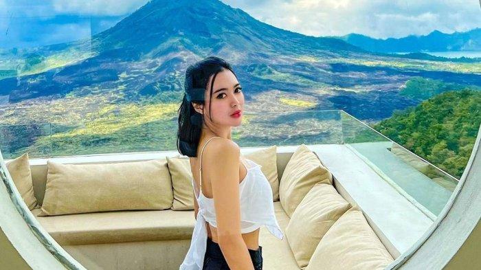 Pose Wika Salim Pakai Tanktop, Asyik Bikin Video Nyeleneh Goyang-goyang di Dapur - Bangkapos.com