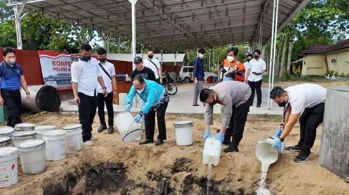 Gerebek Dua Pabrik Miras di Namang, Polres Bateng Tangkap Dua Tersangka ... Gerebek Dua Pabrik Miras di Namang, Polres Bateng Tangkap Dua Tersangka ...