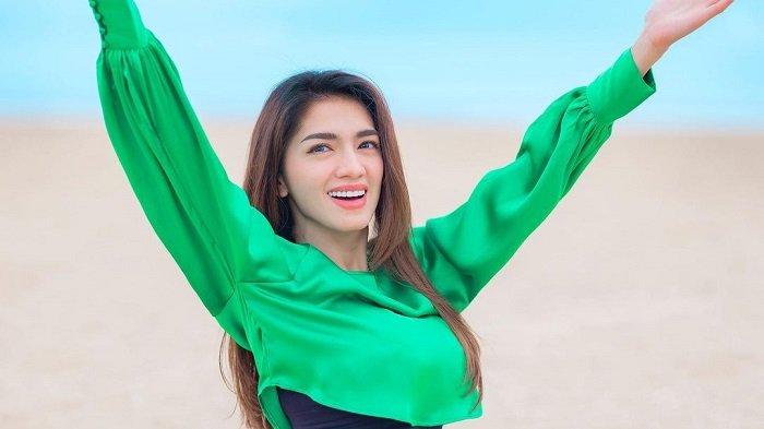 Cantiknya Angel Karamoy Saat Main Pasir di Pantai, yang Begini Punya ...
