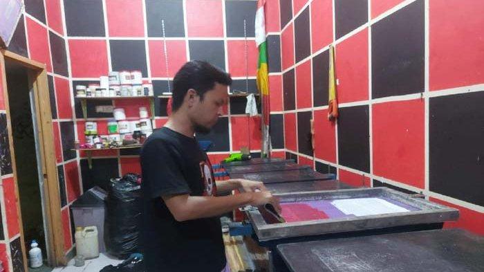 Usaha Sablon Manual Joli Mampu Bertahan, Bersaing di Era Sablon Digital ...