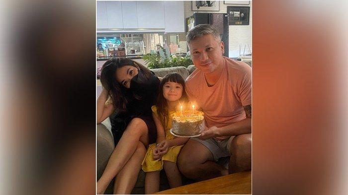 Duduk Bertiga, Momen Gisel dan Gempi Rayakan Ultah Gading Bikin Netizen Banjir Air Mata ...