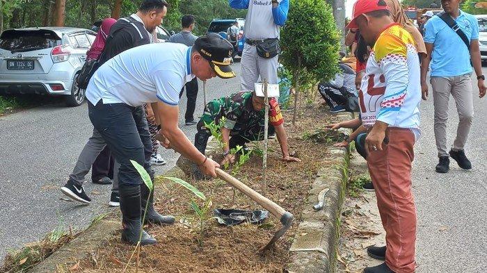 Bupati Bangka Mulkan Cekatan Mainkan Cangkul dan Ayunkan Parang Menebas ...