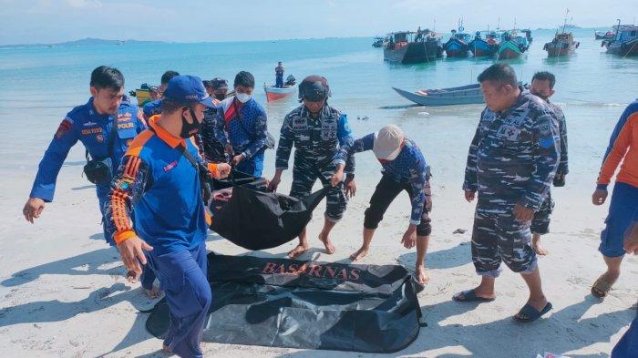 Posmat TNI AL Sungailiat Evakuasi Jenazah Terapung - Bangkapos.com