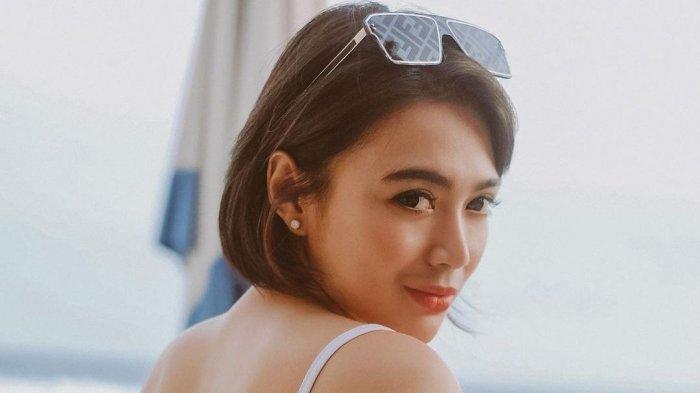 Pose Wika Salim Pamer Punggung Mulus Pakai Tank Top Banjir Komentar, Netizen Sampai Ngaku ...