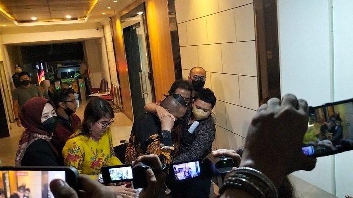 Roy Suryo Pakai Kursi Roda hingga Dipapah Usai Menjalani Pemeriksaan 12 ...