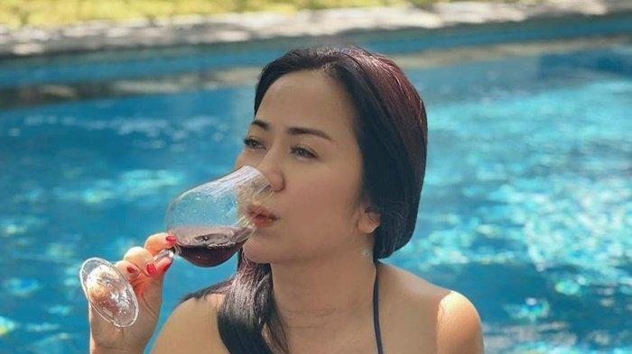 Tante Ernie Posting Lagi Berenang, Sedih Bagian Ini Gede Sebelah - Bangkapos.com