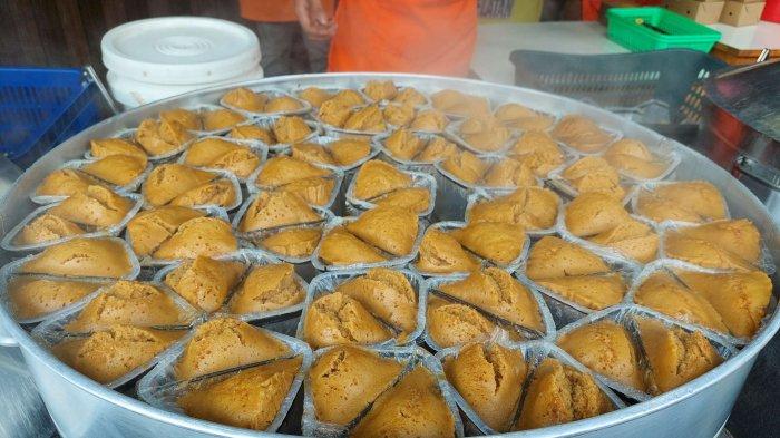 Yuk Cicipi Lezatnya Kue Apem Bugis Langsung dari Kukusan, Camilan Pas ...