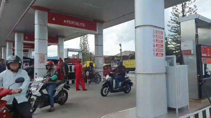 Gara-gara Harga BBM Naik, Beberapa Pengendara Motor Ini Memilih Putar Balik Meski Antre Sudah ...