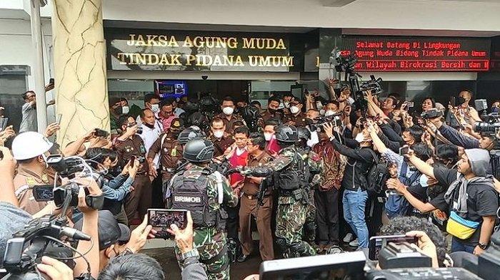 Brimob Rapatkan Barisan Tutupi Ferdy Sambo di Kejagung, Awak Media ...