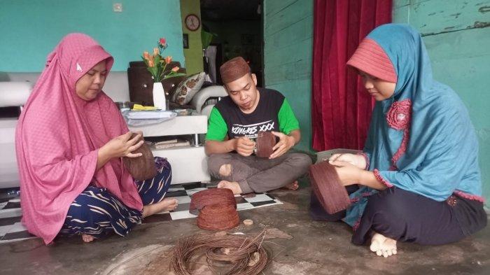Kopiah Resam Aloeng Handycraft Tembus Pasar Nasional - Bangkapos.com