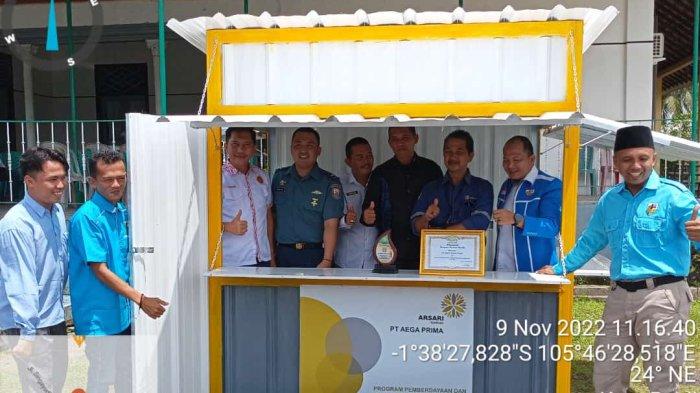 Arsari Tambang Group Peduli UMKM Belinyu, Bantu Gerobak Usaha ...
