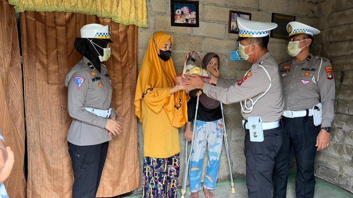 Satlantas Polres Bangka Barat Sambangi Korban Kecelakaan dan Imbau Masyarakat Tertib Berlalu ...