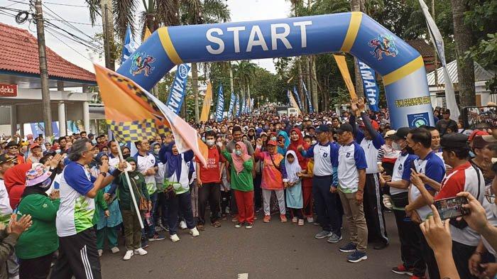 Ridwan Djamaluddin Kibarkan Bendera Start, Ribuan Warga Meriahkan Jalan Sehat HUT ke-22 Babel ...