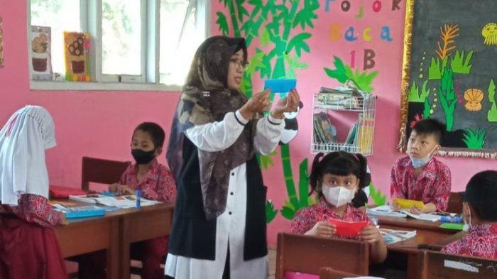 16 Tahun Jadi Guru Honor, Inora Imaculada Berharap Diangkat Jadi ASN ...