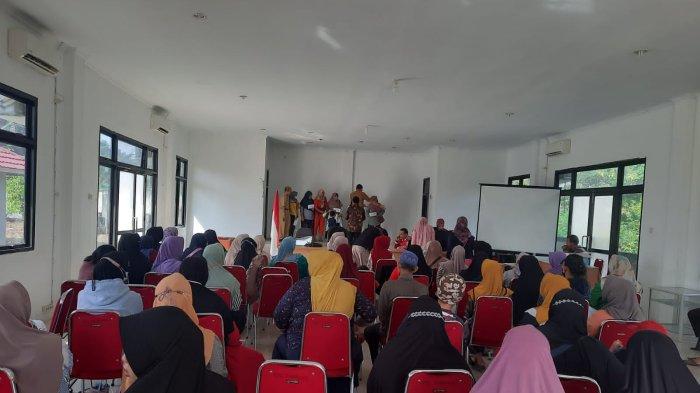 Atasi Dampak Kenaikan Harga BBM, 50 Orang Pelaku UMKM Desa Air Bara Terima Bantuan Rp 600.000 ...