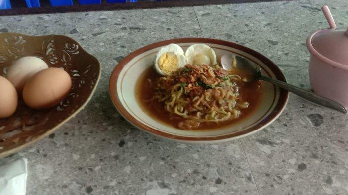 Menikmati Wisata Kuliner Mie Koba Iskandar di Pangkalpinang, Rasanya ...