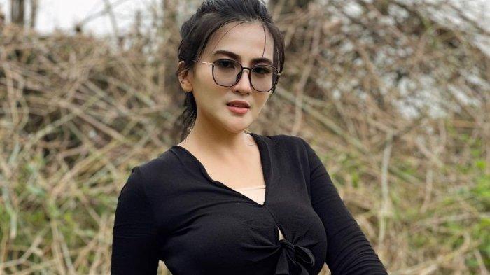 Potret Dianna Dee Pose Bertekuk di Semak-semak Bikin Riuh Hingga ...