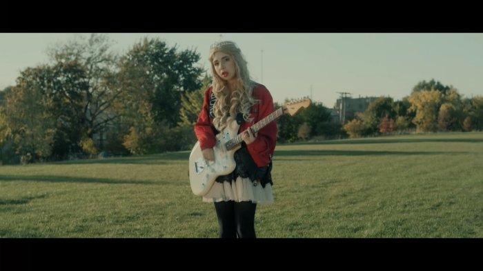 Chord Gitar dan Terjemahan Lagu Prom Queen Milik Beach Bunny yang Viral ...