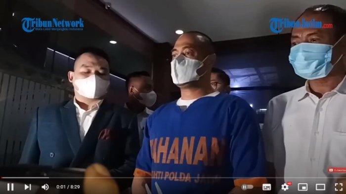 Terancam Penjara 5 Tahun, Begini Tampang Ferry Irawan Pakai Baju Tahanan - Bangkapos.com