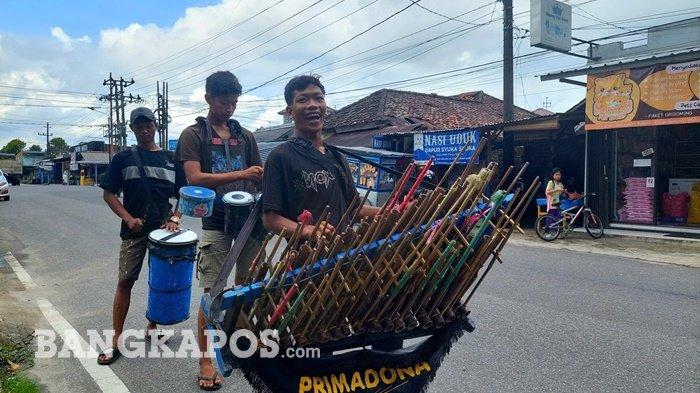 Unik Seperti Lagi Karnaval, Pengamen Jalanan Keliling Pangkalpinang ...
