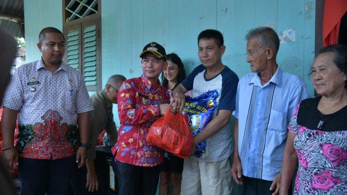 Warga Desa Lumut Korban Banjir Dibantu 200 Paket Sembako - Bangkapos.com