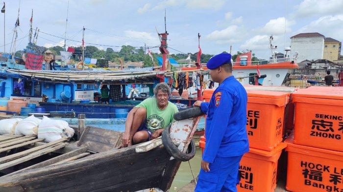 Cegah Kejahatan di Tengah Laut, Satpolair Periksa Kapal Nelayan yang Bersandar di Pelabuhan ...