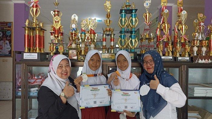 Murid SDN 3 Pangkalpinang Raih Medali di Olimpiade Pelajar Sains Indonesia 2023 - Bangkapos.com