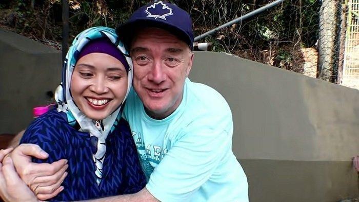 Kisah Nikmatul Rosidah Dinikahi Pria Bule, Sang Suami Tantang Siapapun ... Kisah Nikmatul Rosidah Dinikahi Pria Bule, Sang Suami Tantang Siapapun ...