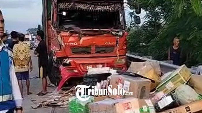 Rem Blong, Truk Pengangkut Besi Cor Hantam Deretan Truk Parkir Hingga Terguling - Bangkapos.com