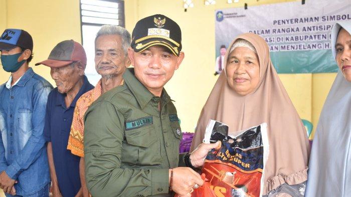 Bupati Bangka Serahkan Bantuan Paket Sembako ke Warga Desa Silip ... Bupati Bangka Serahkan Bantuan Paket Sembako ke Warga Desa Silip ...