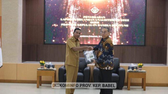 Pj Gubernur Suganda Serahkan LKPD 2022 Pada BPK Perwakilan Kep Babel - Bangkapos.com