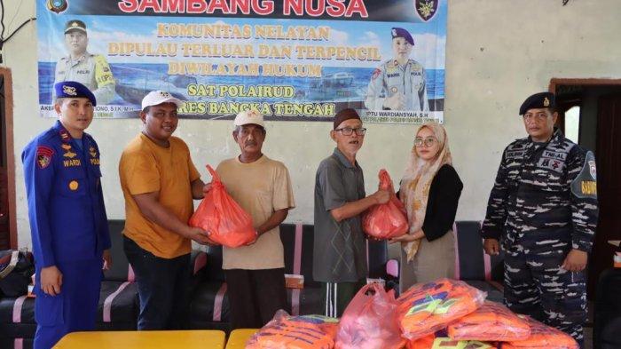 Satpolairud Polres Bangka Tengah Beri Sembako dan Alat Keselamatan untuk Nelayan - Bangkapos.com