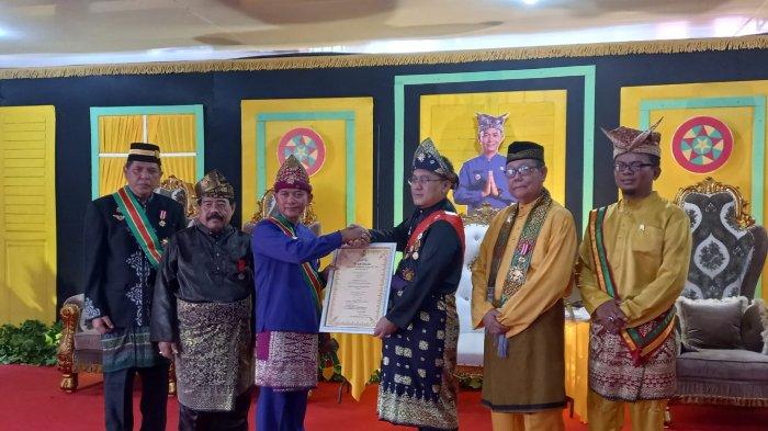 Bupati Bangka Resmi Digelar Dato Paduka Haji Mulkan DSMP dari ...