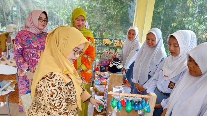 Siswa Jurusan MPLB SMKN 2 Koba Gelar Gebyar Galeri UMKM Kerajinan ...