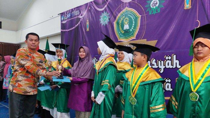 Wisuda Munaqasyah Tahfidz dan Purna II SD STKIP Muhammadiyah Babel, Lulusan Bawa Bekal Hafalan ...