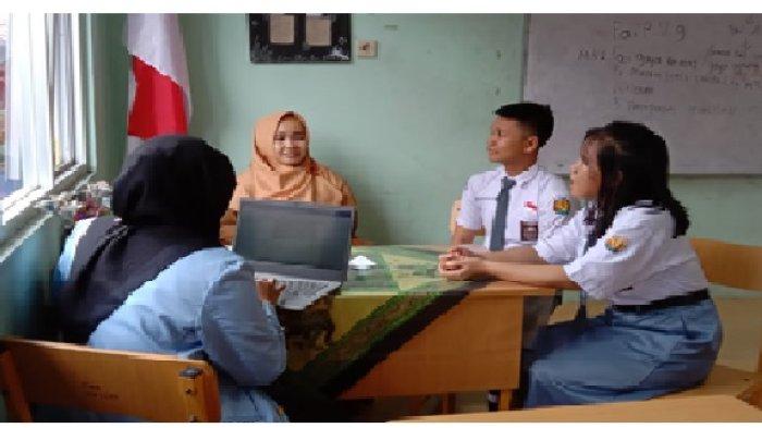 Cara Guru Fisika SMAN 4 Pangkalpinang Kusdiarti Aprida Membuat ...